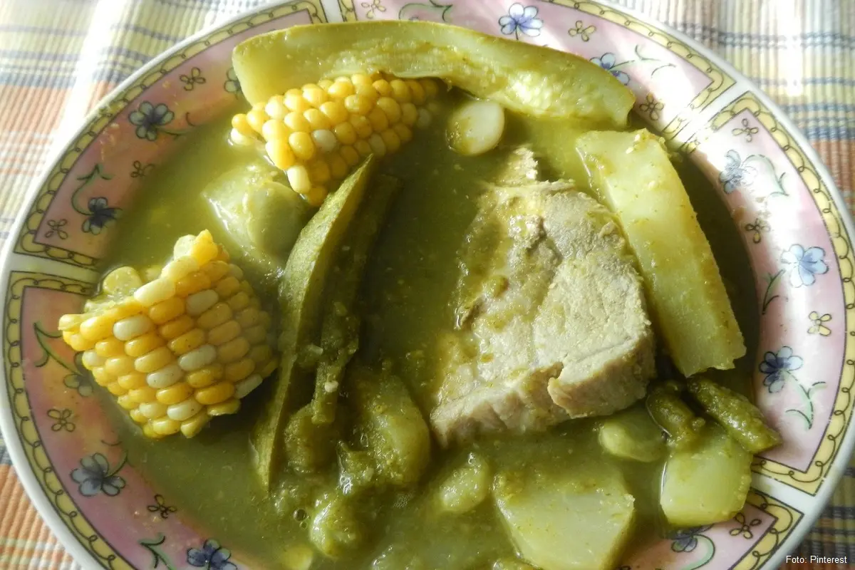 Receta de Mole Verde Estilo Oaxaqueño con Carne de Cerdo